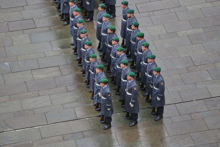 Politik: Bundeswehr rückt bei Litauen-Brigade von reiner Freiwilligkeit ...