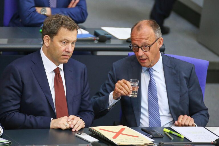 Politik: Insa: Union und SPD legen leicht zu - 4 Bürgerfragen
