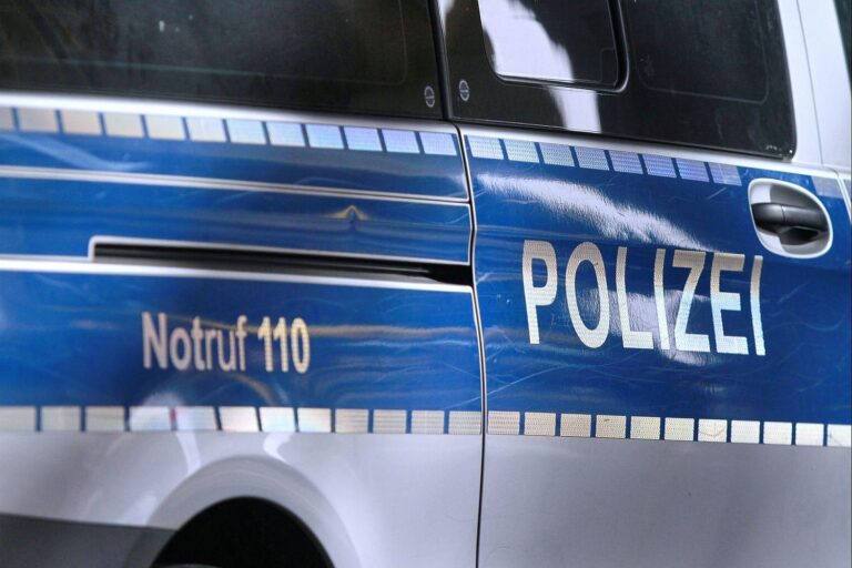 Nordrhein-Westfalen, Regional: Polizei schießt auf Frau an Tankstelle ...